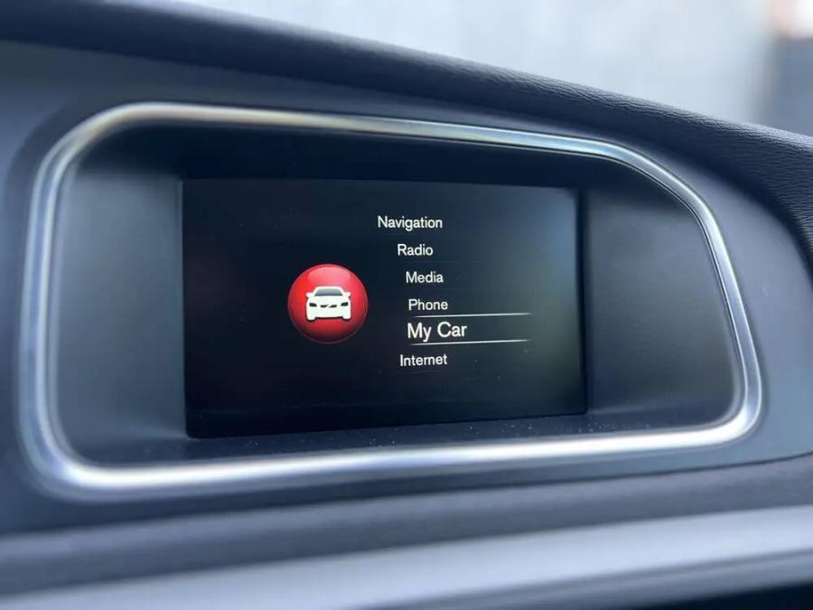 Melns Volvo V40 2014 Liepāja, ar dzinēja tilpumu 1.60 L un nobraukumu 277 tūkst. km par 6450 €, foto 28 vietnē AUTOMOTO.COM.LV