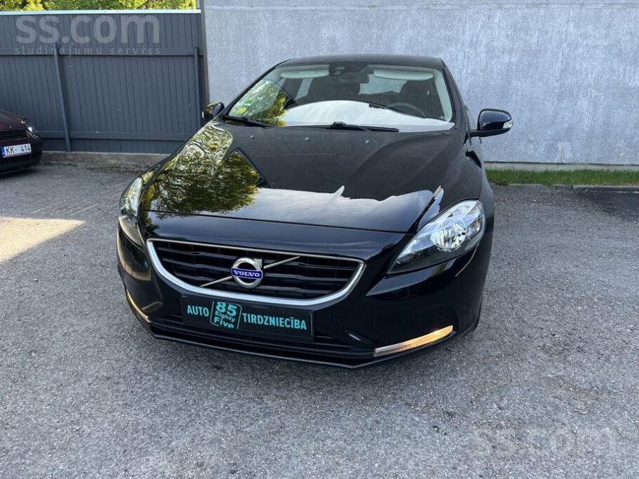 Melns Volvo V40 2014 Liepāja, ar dzinēja tilpumu 1.60 L un nobraukumu 277 tūkst. km par 6450 €, foto 1 vietnē AUTOMOTO.COM.LV