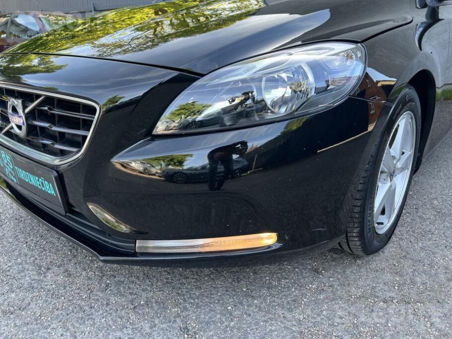 Melns Volvo V40 2014 Liepāja, ar dzinēja tilpumu 1.60 L un nobraukumu 277 tūkst. km par 6450 €, foto 3 vietnē AUTOMOTO.COM.LV