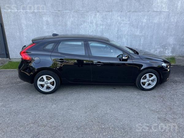 Black Volvo V40 2014 in Liepaja, with an engine capacity of 1.60 L and mileage of 277 thousand km for 6450 €, photo 3 on AUTOMOTO.COM.LV