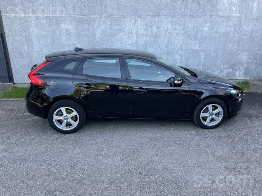 Melns Volvo V40 2014 Liepāja, ar dzinēja tilpumu 1.60 L un nobraukumu 277 tūkst. km par 6450 €, foto 4 vietnē AUTOMOTO.COM.LV