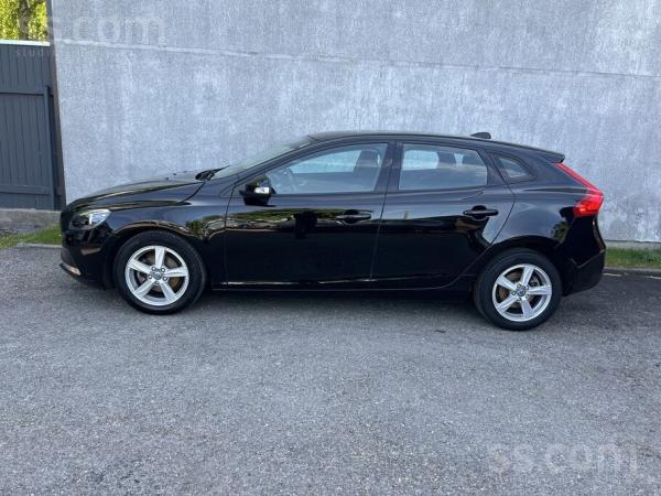 Black Volvo V40 2014 in Liepaja, with an engine capacity of 1.60 L and mileage of 277 thousand km for 6450 €, photo 5 on AUTOMOTO.COM.LV