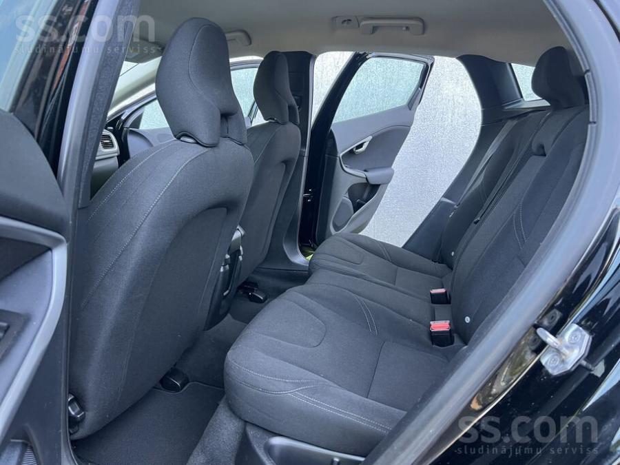 Melns Volvo V40 2014 Liepāja, ar dzinēja tilpumu 1.60 L un nobraukumu 277 tūkst. km par 6450 €, foto 10 vietnē AUTOMOTO.COM.LV