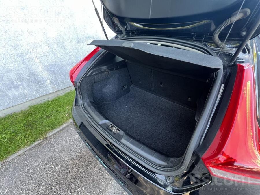 Melns Volvo V40 2014 Liepāja, ar dzinēja tilpumu 1.60 L un nobraukumu 277 tūkst. km par 6450 €, foto 18 vietnē AUTOMOTO.COM.LV