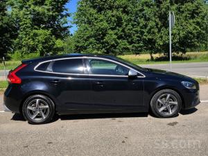 Black Volvo V40 2014 in Ogre, with an engine capacity of 1.60 L and mileage of 326 thousand km for 5270 €, photo 5 on AUTOMOTO.COM.LV