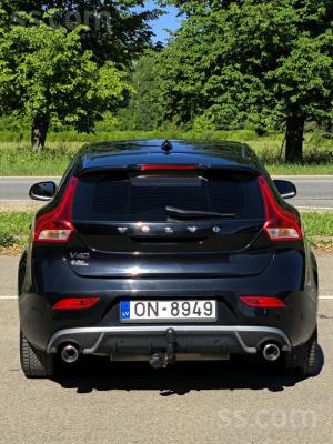 Black Volvo V40 2014 in Ogre, with an engine capacity of 1.60 L and mileage of 326 thousand km for 5270 €, photo 8 on AUTOMOTO.COM.LV