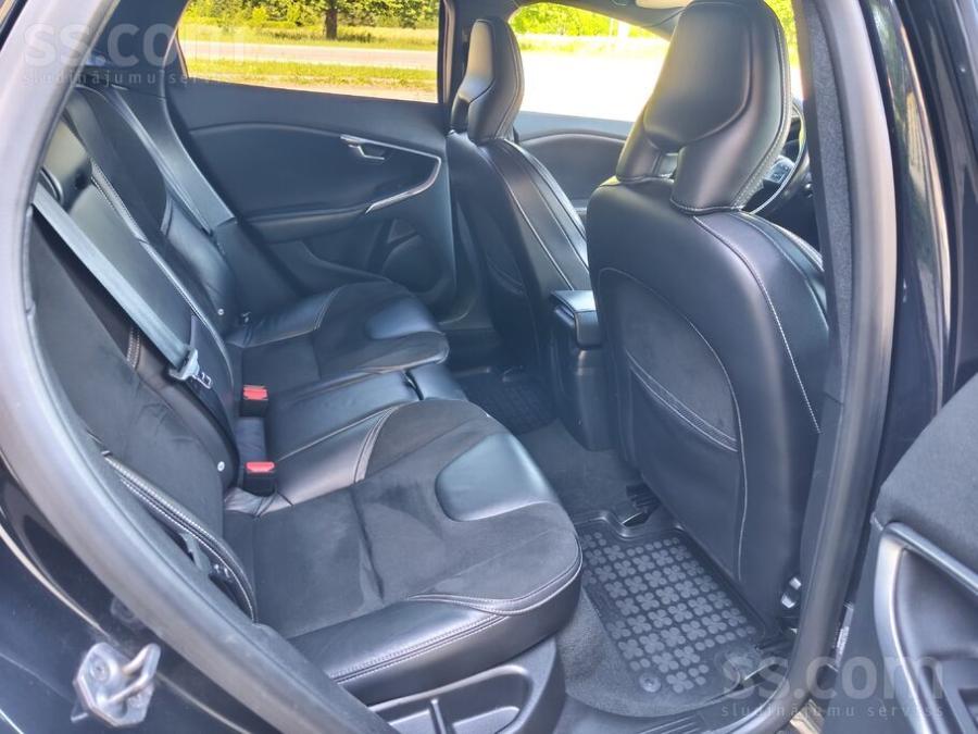 Black Volvo V40 2014 in Ogre, with an engine capacity of 1.60 L and mileage of 326 thousand km for 5270 €, photo 13 on AUTOMOTO.COM.LV