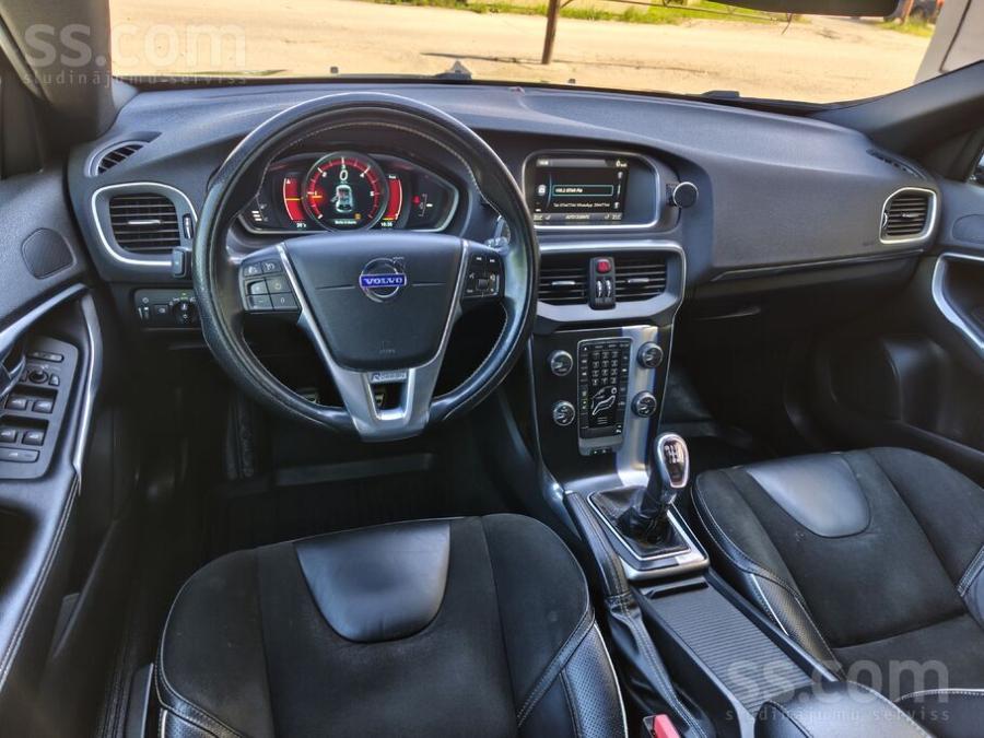 Black Volvo V40 2014 in Ogre, with an engine capacity of 1.60 L and mileage of 326 thousand km for 5270 €, photo 15 on AUTOMOTO.COM.LV