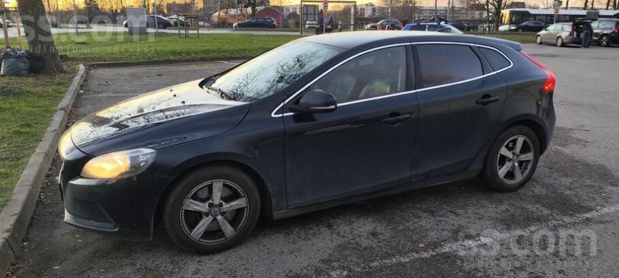 Black Volvo V40 2014 in Riga, with an engine capacity of 2.00 L and mileage of 258 thousand km for 4500 €, photo 1 on AUTOMOTO.COM.LV