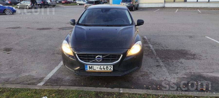 Black Volvo V40 2014 in Riga, with an engine capacity of 2.00 L and mileage of 258 thousand km for 4500 €, photo 3 on AUTOMOTO.COM.LV