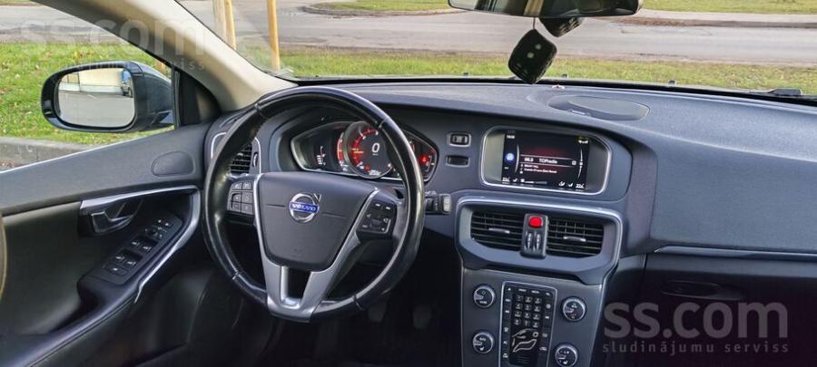 Black Volvo V40 2014 in Riga, with an engine capacity of 2.00 L and mileage of 258 thousand km for 4500 €, photo 5 on AUTOMOTO.COM.LV