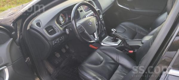Black Volvo V40 2014 in Riga, with an engine capacity of 2.00 L and mileage of 258 thousand km for 4500 €, photo 5 on AUTOMOTO.COM.LV