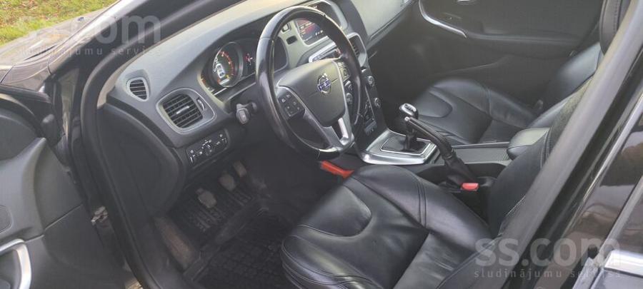 Black Volvo V40 2014 in Riga, with an engine capacity of 2.00 L and mileage of 258 thousand km for 4500 €, photo 6 on AUTOMOTO.COM.LV