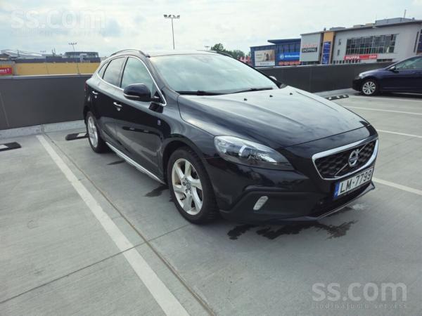 Melns Volvo V40 2014 Rīga, ar dzinēja tilpumu 2.00 L un nobraukumu 176 tūkst. km par 7799 €, foto 1 vietnē AUTOMOTO.COM.LV