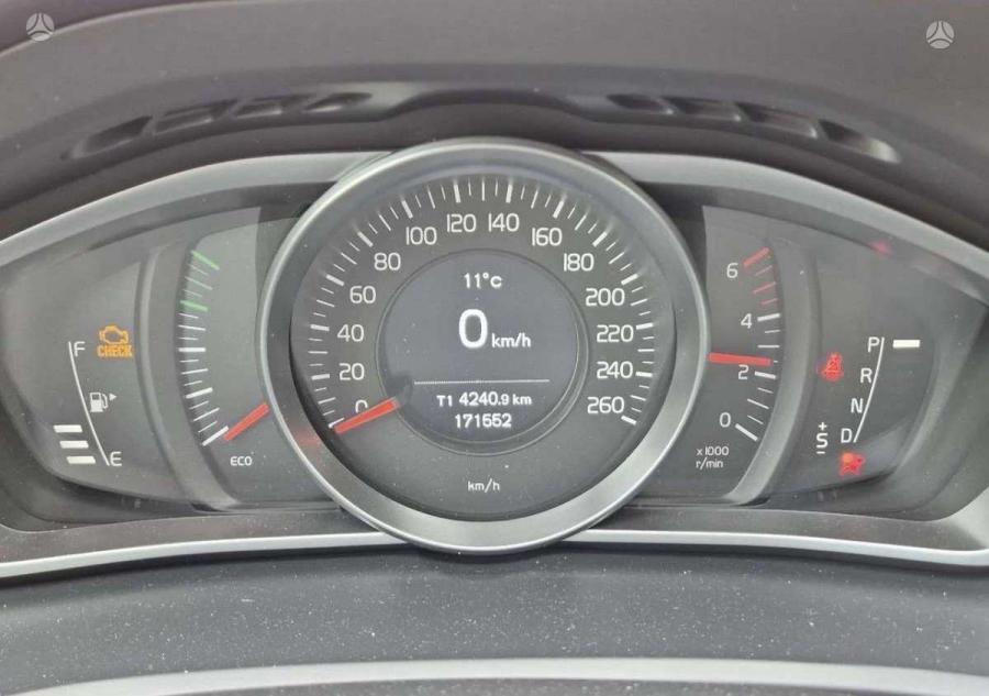 Black Volvo V40 2014 in Klaipeda, with an engine capacity of 1.98 L and mileage of 172 thousand km for 2700 €, photo 12 on AUTOMOTO.COM.LV