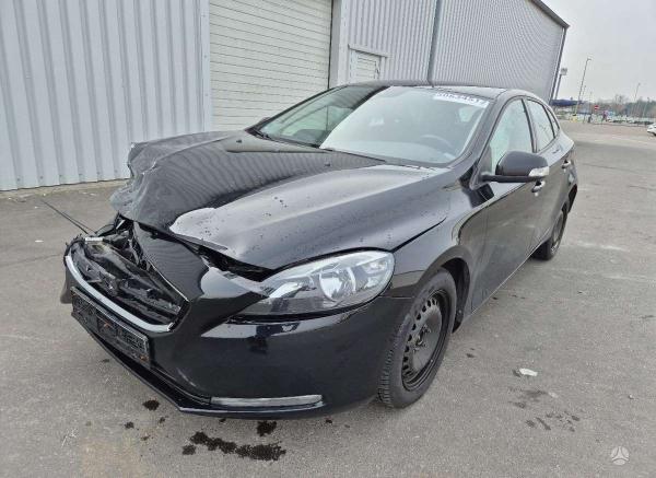 Черный Вольво В40 2014 в Клайпеда, объемом двигателя 1.98 л и пробегом 172 тыс. км за 2700 €, фото 1 на AUTOMOTO.COM.LV