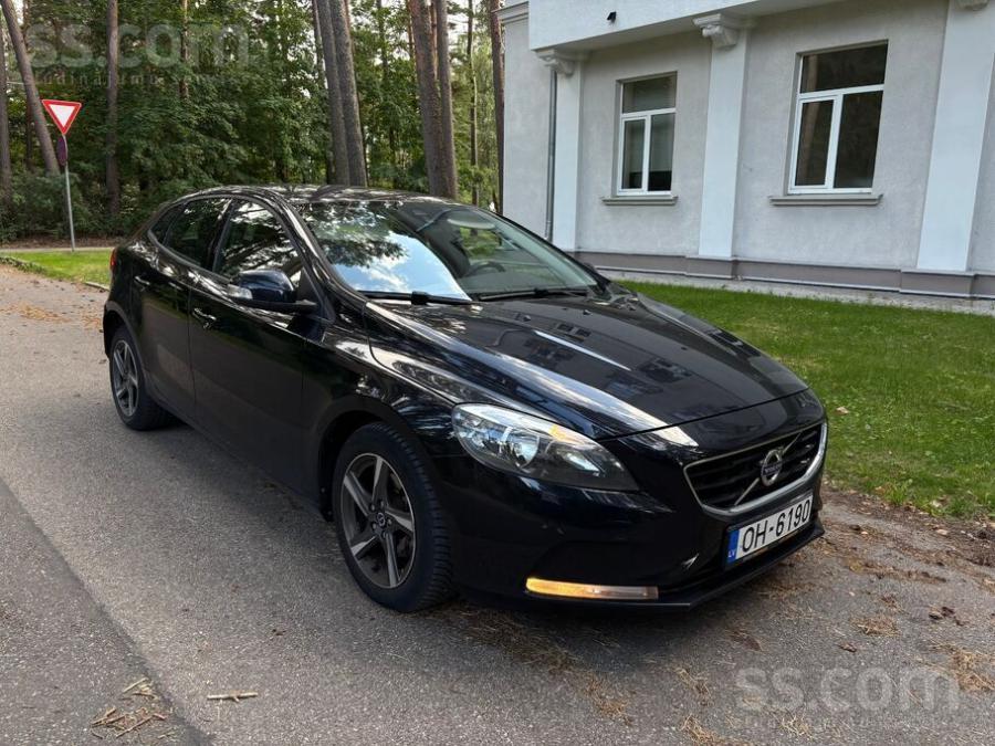Black Volvo V40 2014 in Riga, with an engine capacity of 1.60 L and mileage of 203 thousand km for 5950 €, photo 3 on AUTOMOTO.COM.LV
