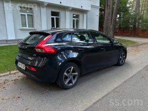 Black Volvo V40 2014 in Riga, with an engine capacity of 1.60 L and mileage of 203 thousand km for 5950 €, photo 4 on AUTOMOTO.COM.LV