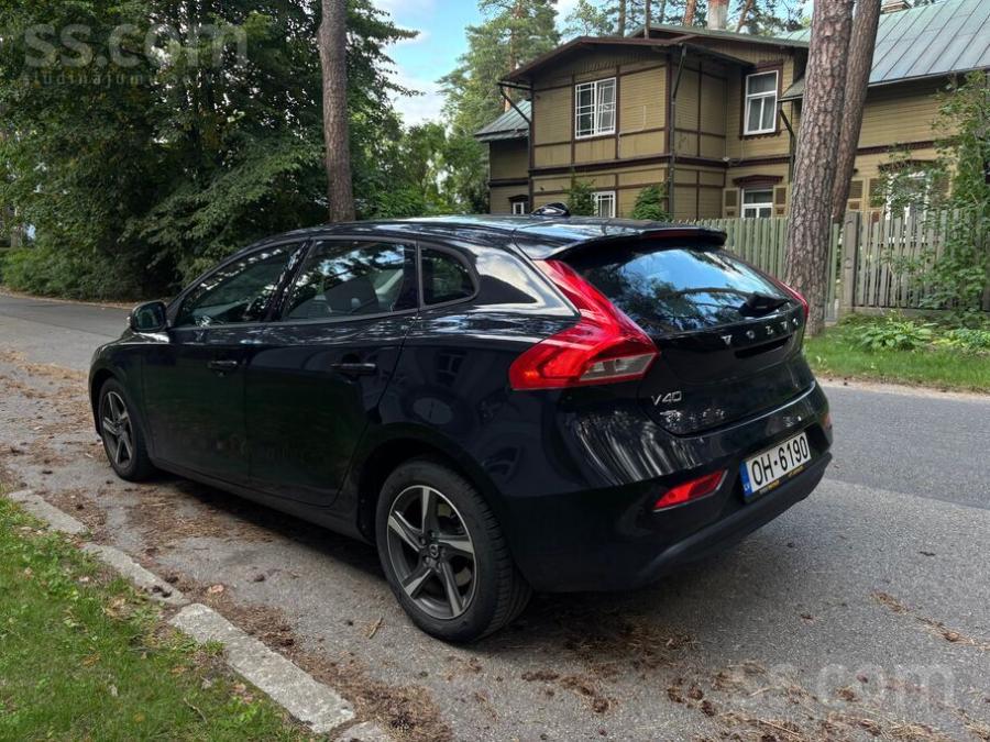 Black Volvo V40 2014 in Riga, with an engine capacity of 1.60 L and mileage of 203 thousand km for 5950 €, photo 5 on AUTOMOTO.COM.LV