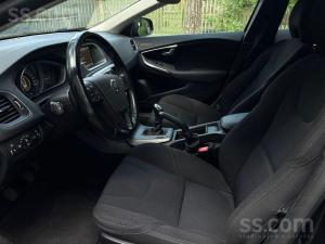 Black Volvo V40 2014 in Riga, with an engine capacity of 1.60 L and mileage of 203 thousand km for 5950 €, photo 7 on AUTOMOTO.COM.LV