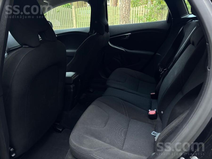 Black Volvo V40 2014 in Riga, with an engine capacity of 1.60 L and mileage of 203 thousand km for 5950 €, photo 8 on AUTOMOTO.COM.LV