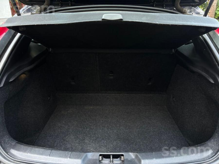 Black Volvo V40 2014 in Riga, with an engine capacity of 1.60 L and mileage of 203 thousand km for 5950 €, photo 9 on AUTOMOTO.COM.LV