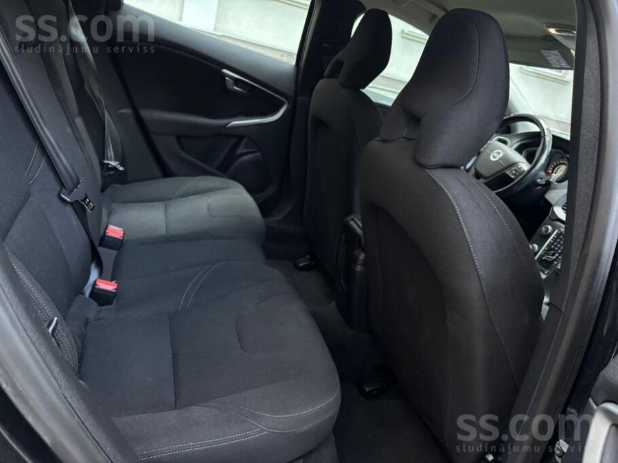 Black Volvo V40 2014 in Riga, with an engine capacity of 1.60 L and mileage of 203 thousand km for 5950 €, photo 11 on AUTOMOTO.COM.LV