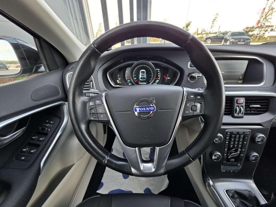 Melns Volvo V40 2014 Viļņa, ar dzinēja tilpumu 1.56 L un nobraukumu 241 tūkst. km par 6890 €, foto 10 vietnē AUTOMOTO.COM.LV