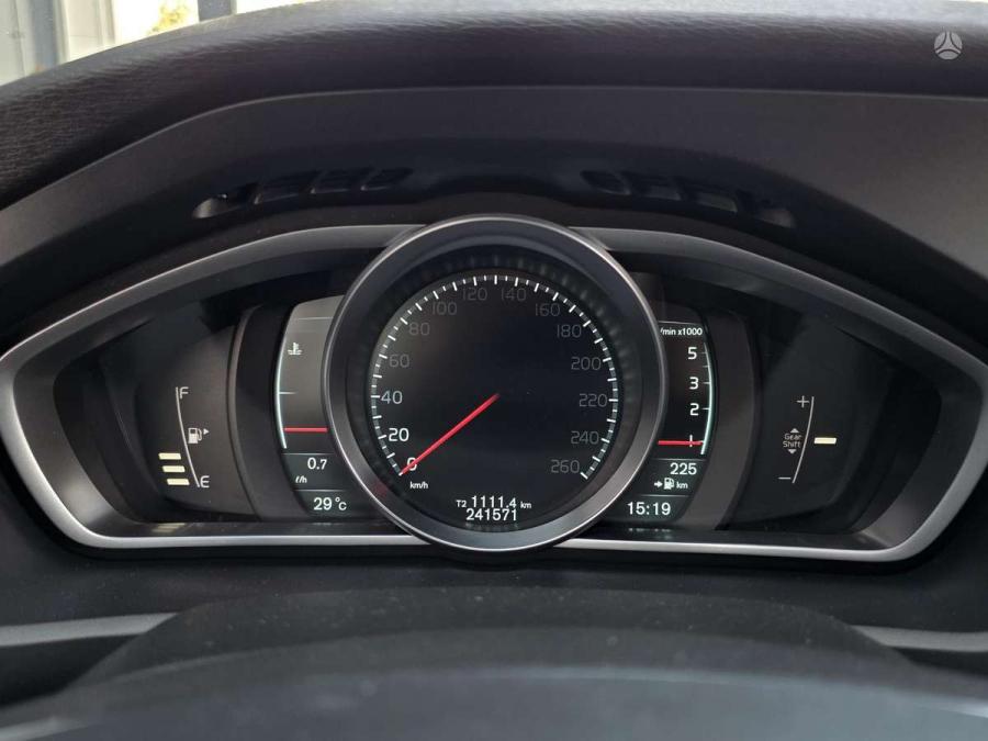 Melns Volvo V40 2014 Viļņa, ar dzinēja tilpumu 1.56 L un nobraukumu 241 tūkst. km par 6890 €, foto 12 vietnē AUTOMOTO.COM.LV