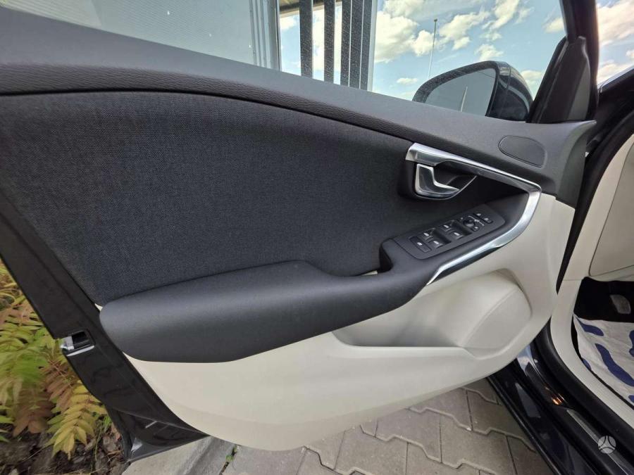 Melns Volvo V40 2014 Viļņa, ar dzinēja tilpumu 1.56 L un nobraukumu 241 tūkst. km par 6890 €, foto 16 vietnē AUTOMOTO.COM.LV
