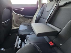 Melns Volvo V40 2014 Viļņa, ar dzinēja tilpumu 1.56 L un nobraukumu 241 tūkst. km par 6890 €, foto 18 vietnē AUTOMOTO.COM.LV