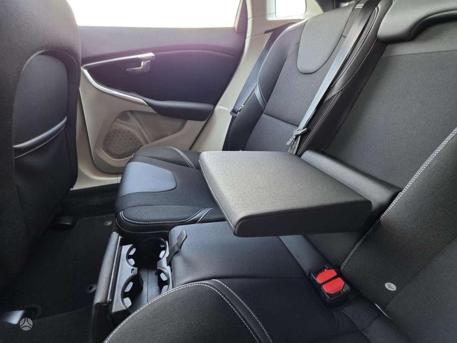Melns Volvo V40 2014 Viļņa, ar dzinēja tilpumu 1.56 L un nobraukumu 241 tūkst. km par 6890 €, foto 18 vietnē AUTOMOTO.COM.LV