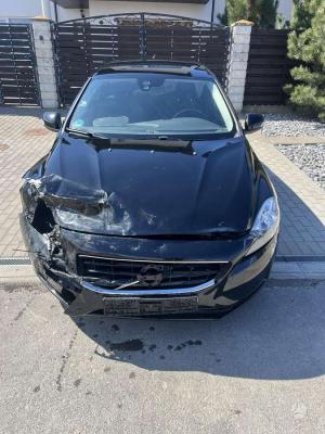 Black Volvo V40 2014 in Klaipeda, with an engine capacity of 1.98 L and mileage of 172 thousand km for 2700 €, photo 3 on AUTOMOTO.COM.LV