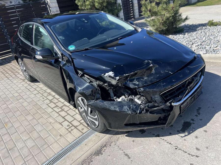 Black Volvo V40 2014 in Klaipeda, with an engine capacity of 1.98 L and mileage of 172 thousand km for 2700 €, photo 4 on AUTOMOTO.COM.LV