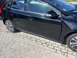 Black Volvo V40 2014 in Klaipeda, with an engine capacity of 1.98 L and mileage of 172 thousand km for 2700 €, photo 5 on AUTOMOTO.COM.LV