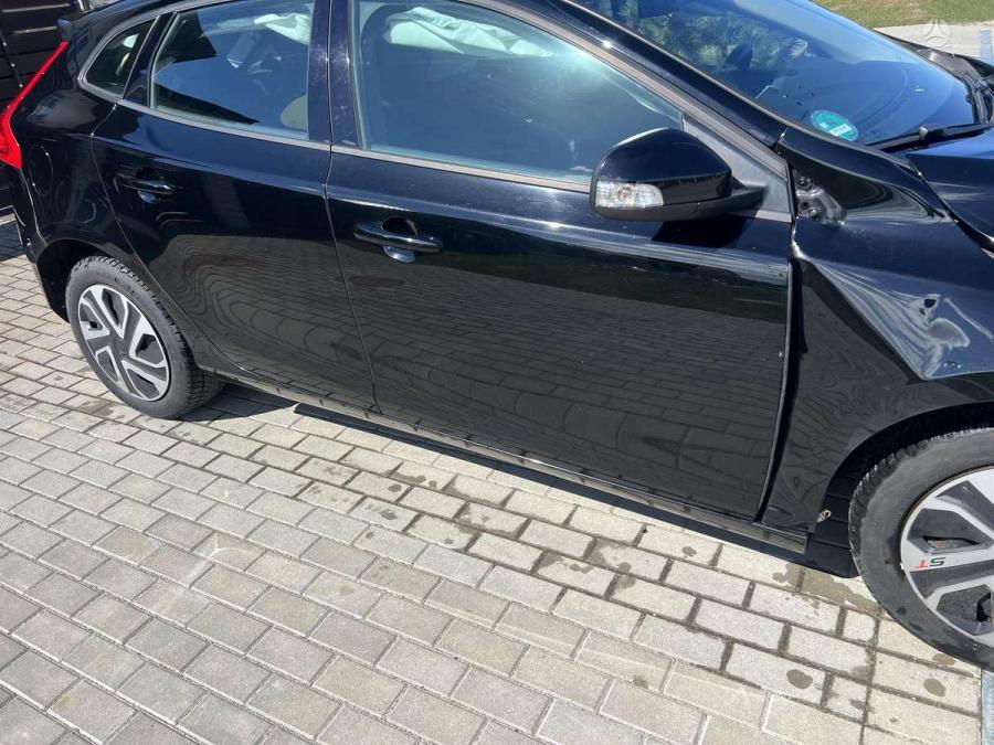 Black Volvo V40 2014 in Klaipeda, with an engine capacity of 1.98 L and mileage of 172 thousand km for 2700 €, photo 5 on AUTOMOTO.COM.LV
