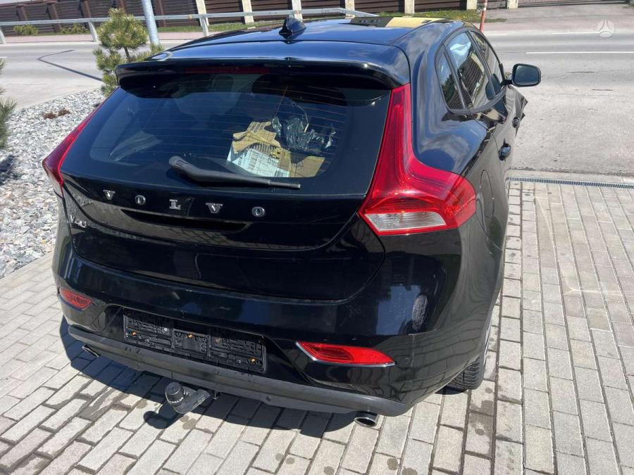 Black Volvo V40 2014 in Klaipeda, with an engine capacity of 1.98 L and mileage of 172 thousand km for 2700 €, photo 7 on AUTOMOTO.COM.LV