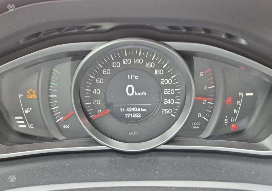 Black Volvo V40 2014 in Klaipeda, with an engine capacity of 1.98 L and mileage of 172 thousand km for 2700 €, photo 12 on AUTOMOTO.COM.LV