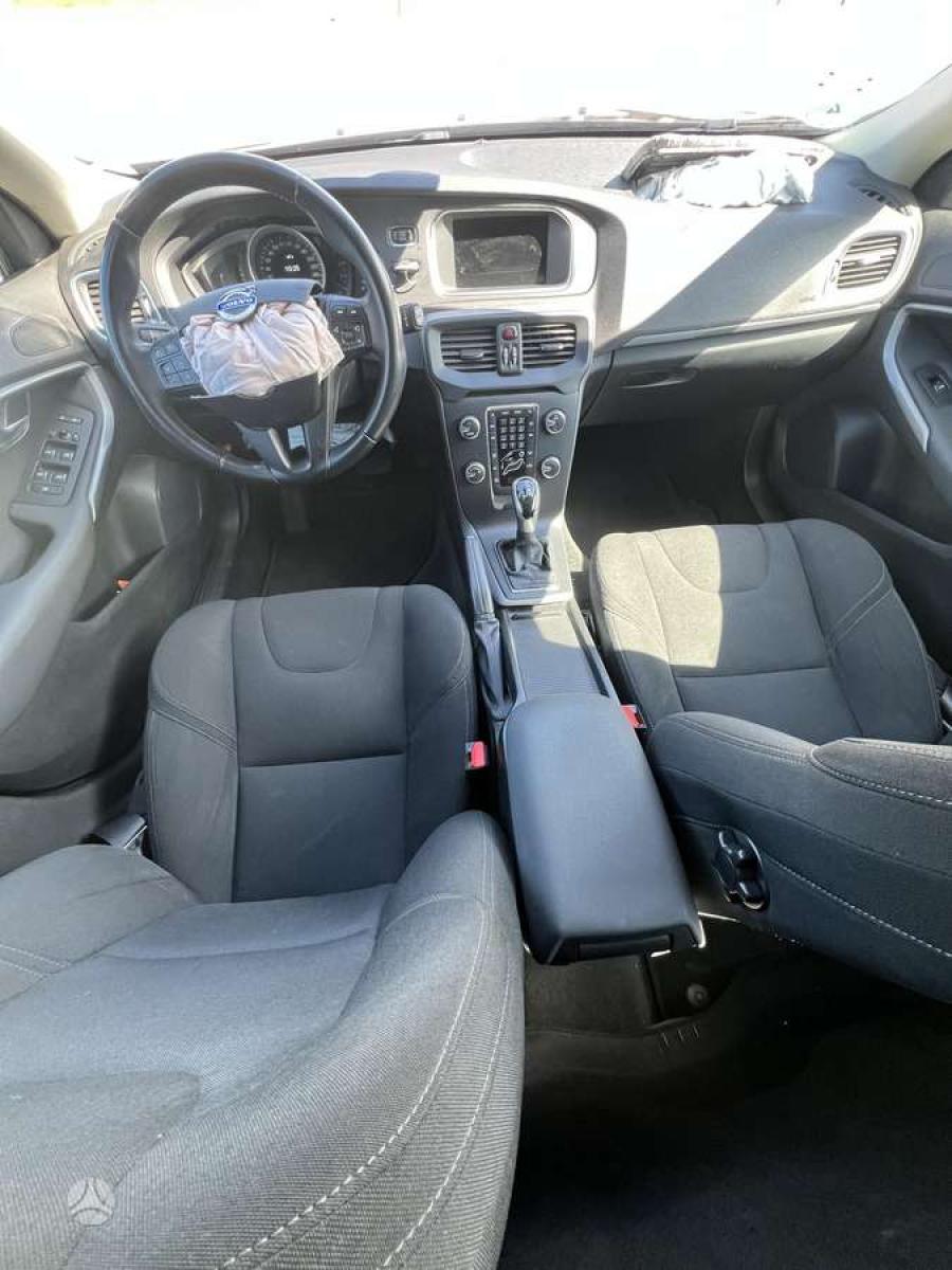 Black Volvo V40 2014 in Klaipeda, with an engine capacity of 1.98 L and mileage of 172 thousand km for 2700 €, photo 14 on AUTOMOTO.COM.LV