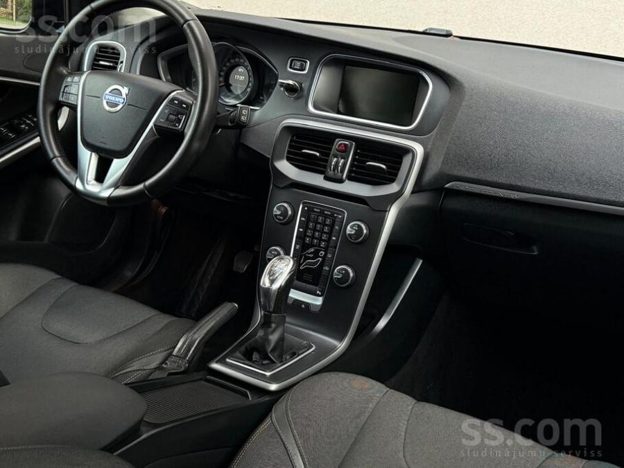 Melns Volvo V40 2014 Jelgava, ar dzinēja tilpumu 1.60 L un nobraukumu 0 tūkst. km par 7700 €, foto 18 vietnē AUTOMOTO.COM.LV