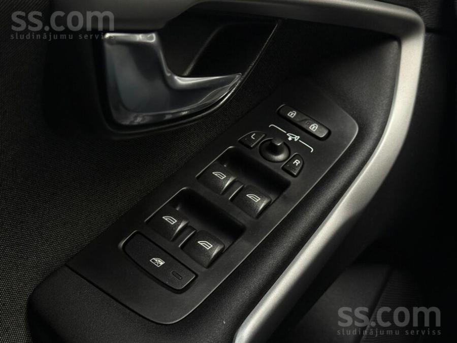 Melns Volvo V40 2014 Jelgava, ar dzinēja tilpumu 1.60 L un nobraukumu 0 tūkst. km par 7700 €, foto 24 vietnē AUTOMOTO.COM.LV