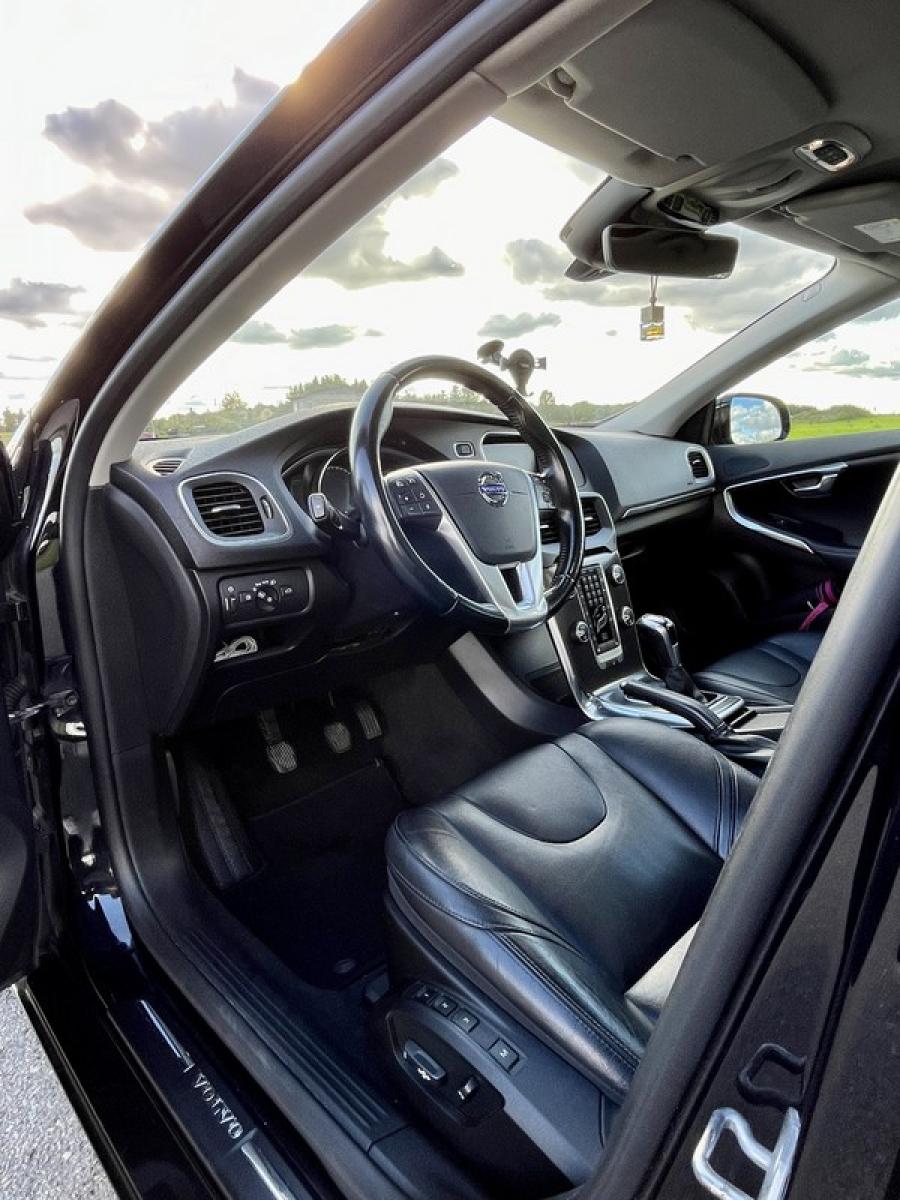 Melns Volvo V40 2014 Jehvi, ar dzinēja tilpumu 2.00 L un nobraukumu 342 tūkst. km par 7100 €, foto 25 vietnē AUTOMOTO.COM.LV
