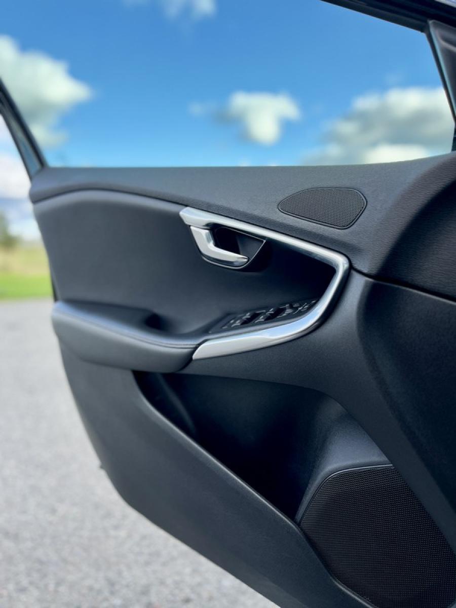 Melns Volvo V40 2014 Jehvi, ar dzinēja tilpumu 2.00 L un nobraukumu 342 tūkst. km par 7100 €, foto 29 vietnē AUTOMOTO.COM.LV