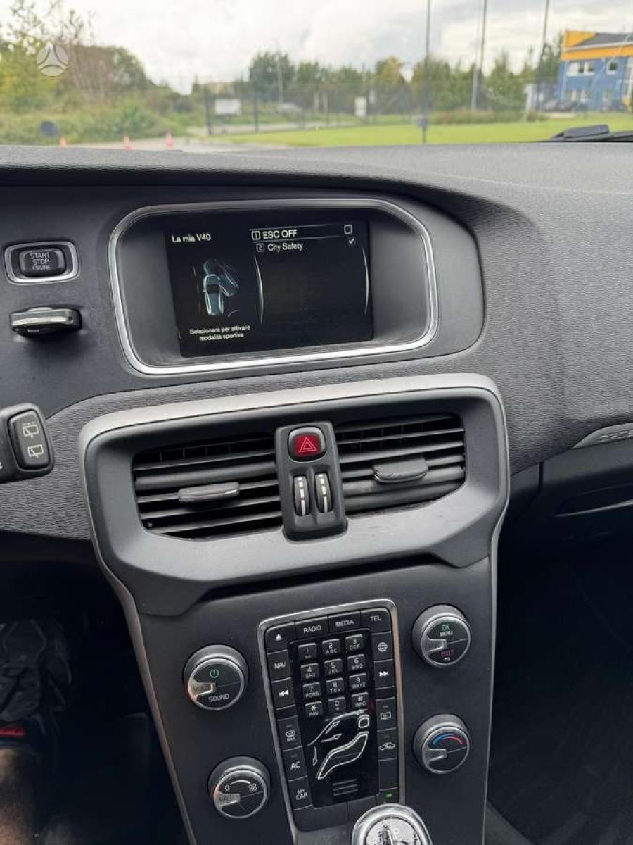 Melns Volvo V40 2014 Telšiai, ar dzinēja tilpumu 1.56 L un nobraukumu 189 tūkst. km par 5500 €, foto 20 vietnē AUTOMOTO.COM.LV