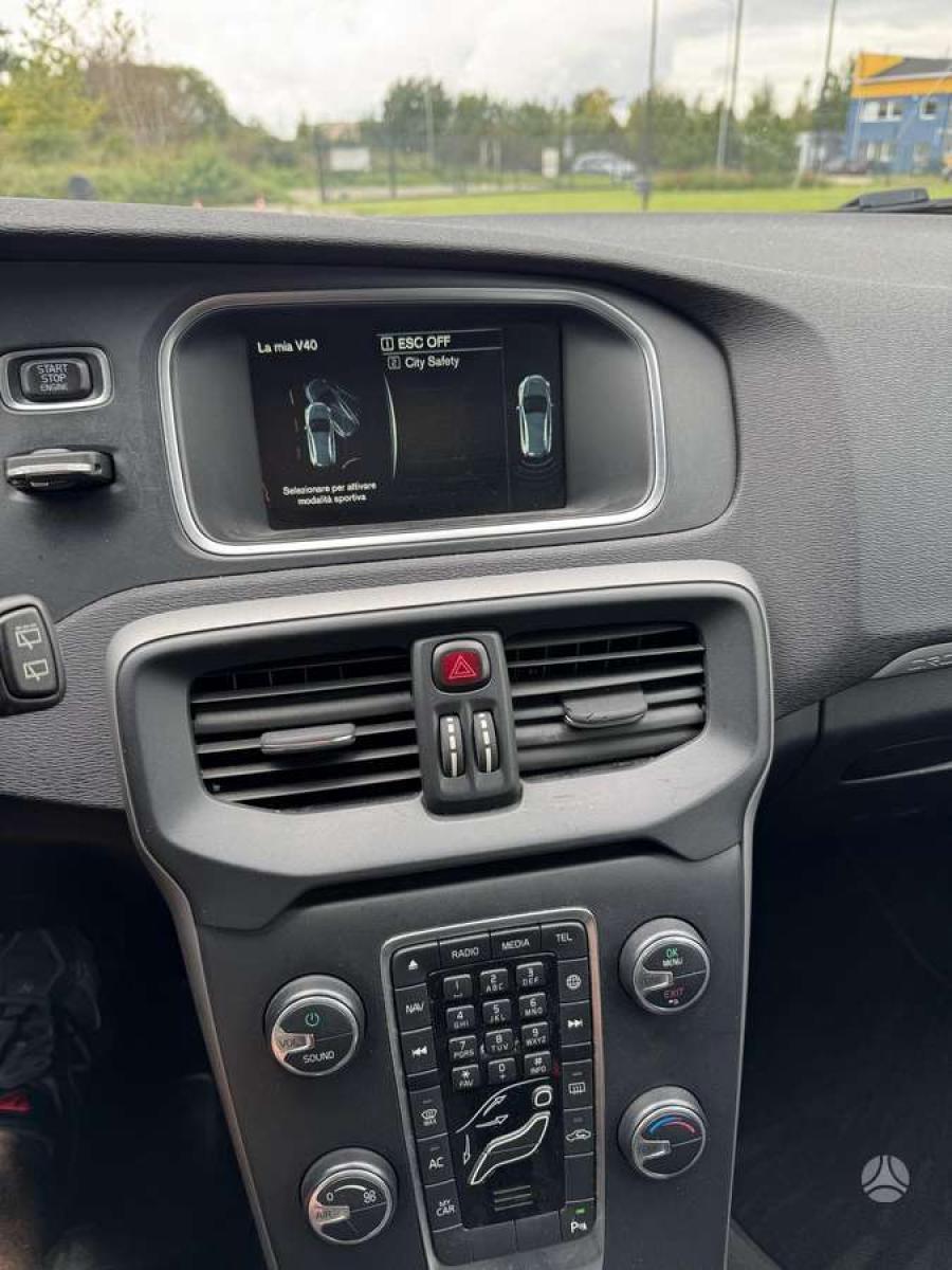 Melns Volvo V40 2014 Telšiai, ar dzinēja tilpumu 1.56 L un nobraukumu 189 tūkst. km par 5500 €, foto 21 vietnē AUTOMOTO.COM.LV