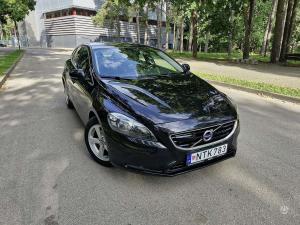 Melns Volvo V40 2014 Alīta, ar dzinēja tilpumu 1.56 L un nobraukumu 259 tūkst. km par 6499 €, foto  vietnē AUTOMOTO.COM.LV