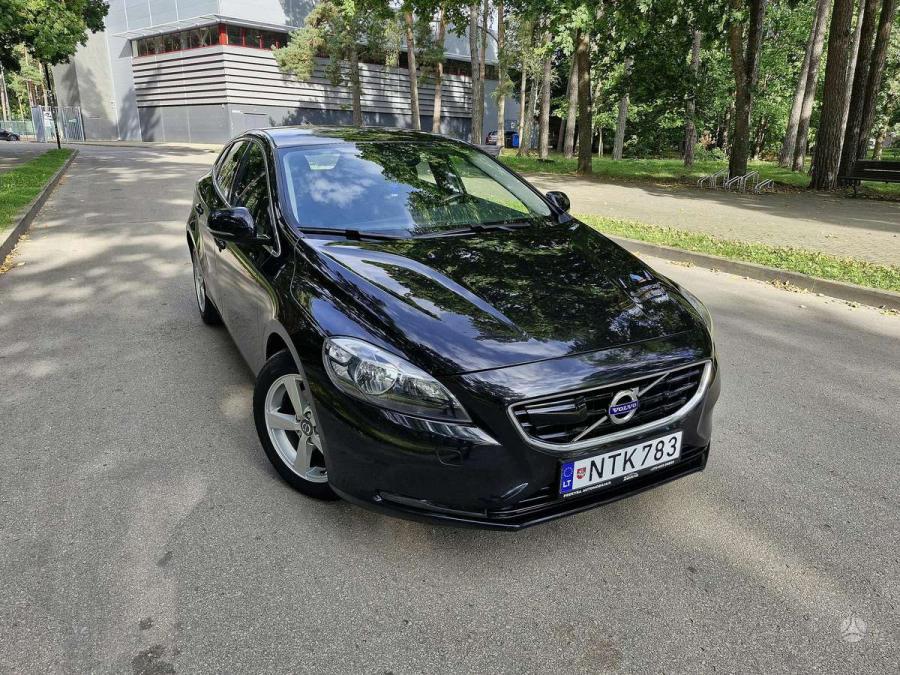 Black Volvo V40 2014 in Alytus, with an engine capacity of 1.56 L and mileage of 259 thousand km for 6499 €, photo 1 on AUTOMOTO.COM.LV