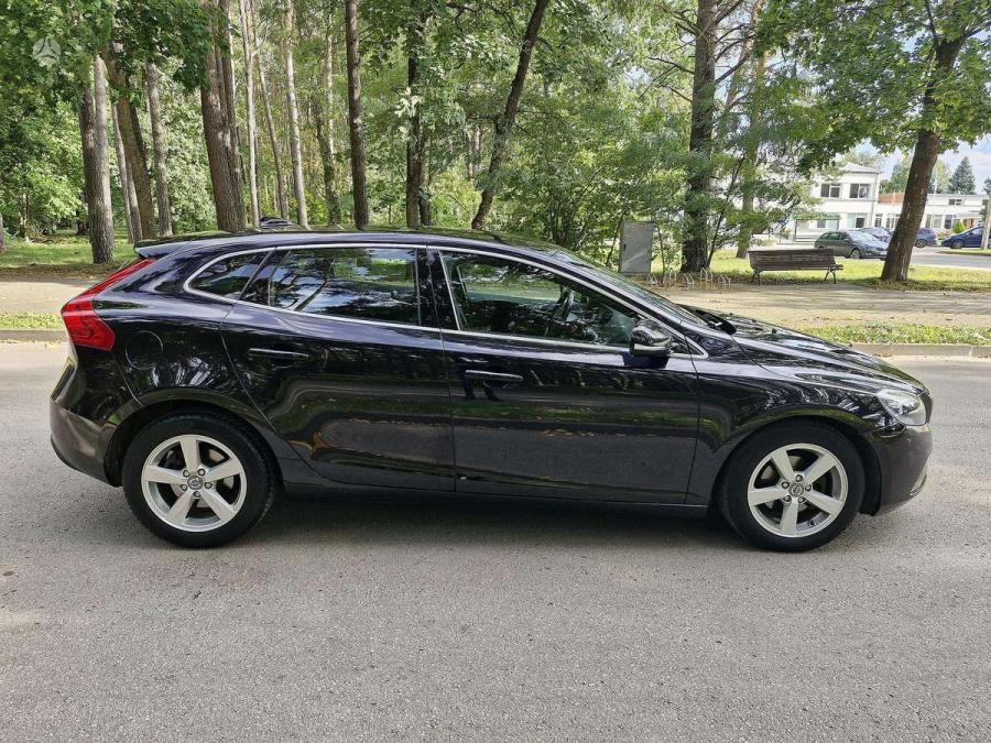 Black Volvo V40 2014 in Alytus, with an engine capacity of 1.56 L and mileage of 259 thousand km for 6499 €, photo 6 on AUTOMOTO.COM.LV