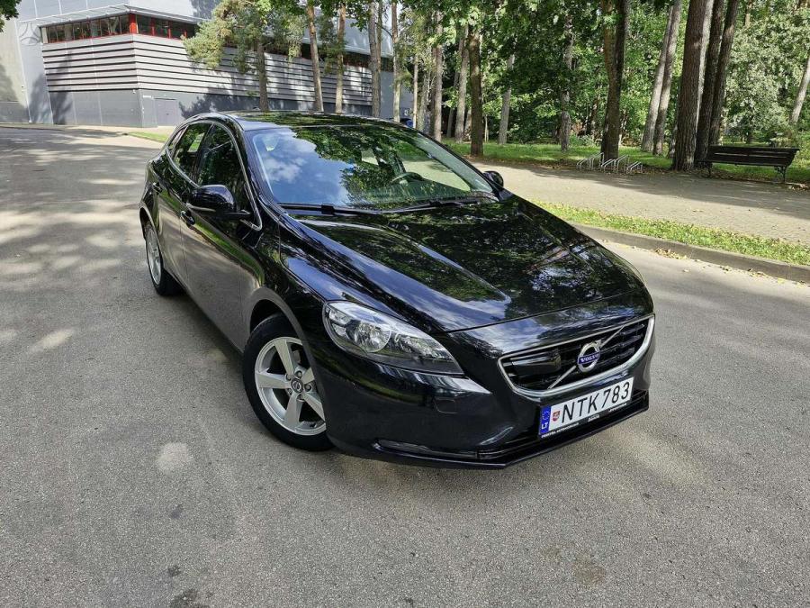 Black Volvo V40 2014 in Alytus, with an engine capacity of 1.56 L and mileage of 259 thousand km for 6499 €, photo 8 on AUTOMOTO.COM.LV