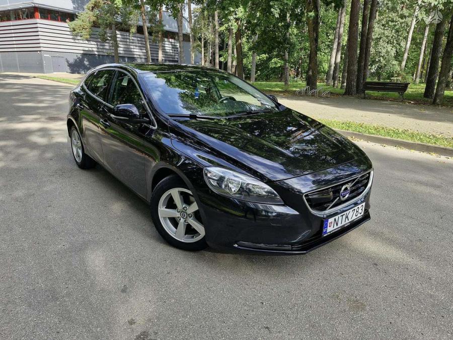 Black Volvo V40 2014 in Alytus, with an engine capacity of 1.56 L and mileage of 259 thousand km for 6499 €, photo 12 on AUTOMOTO.COM.LV